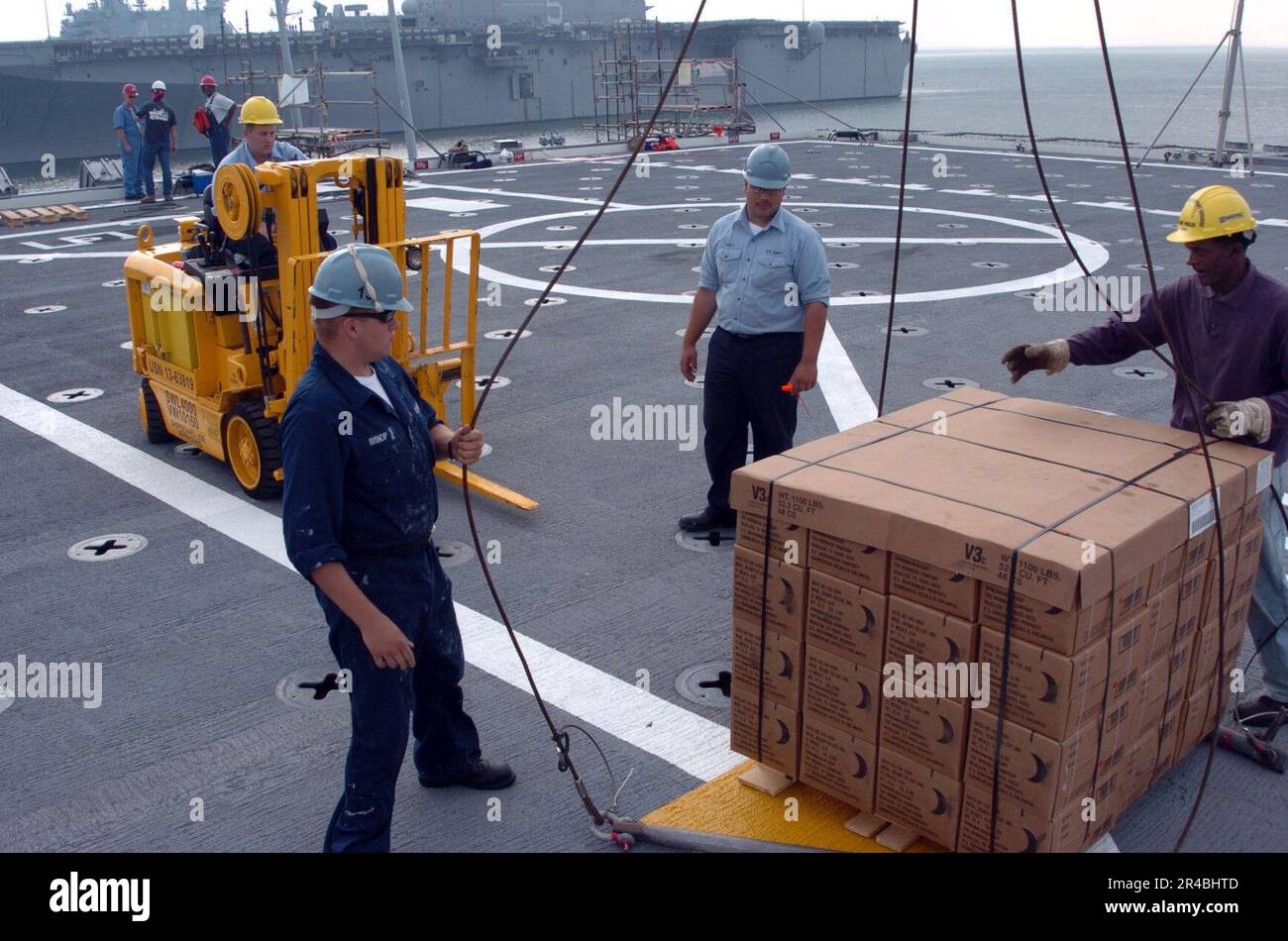 US Navy Sailors aboard the amphibious transport dock USS Nashville (LPD ...