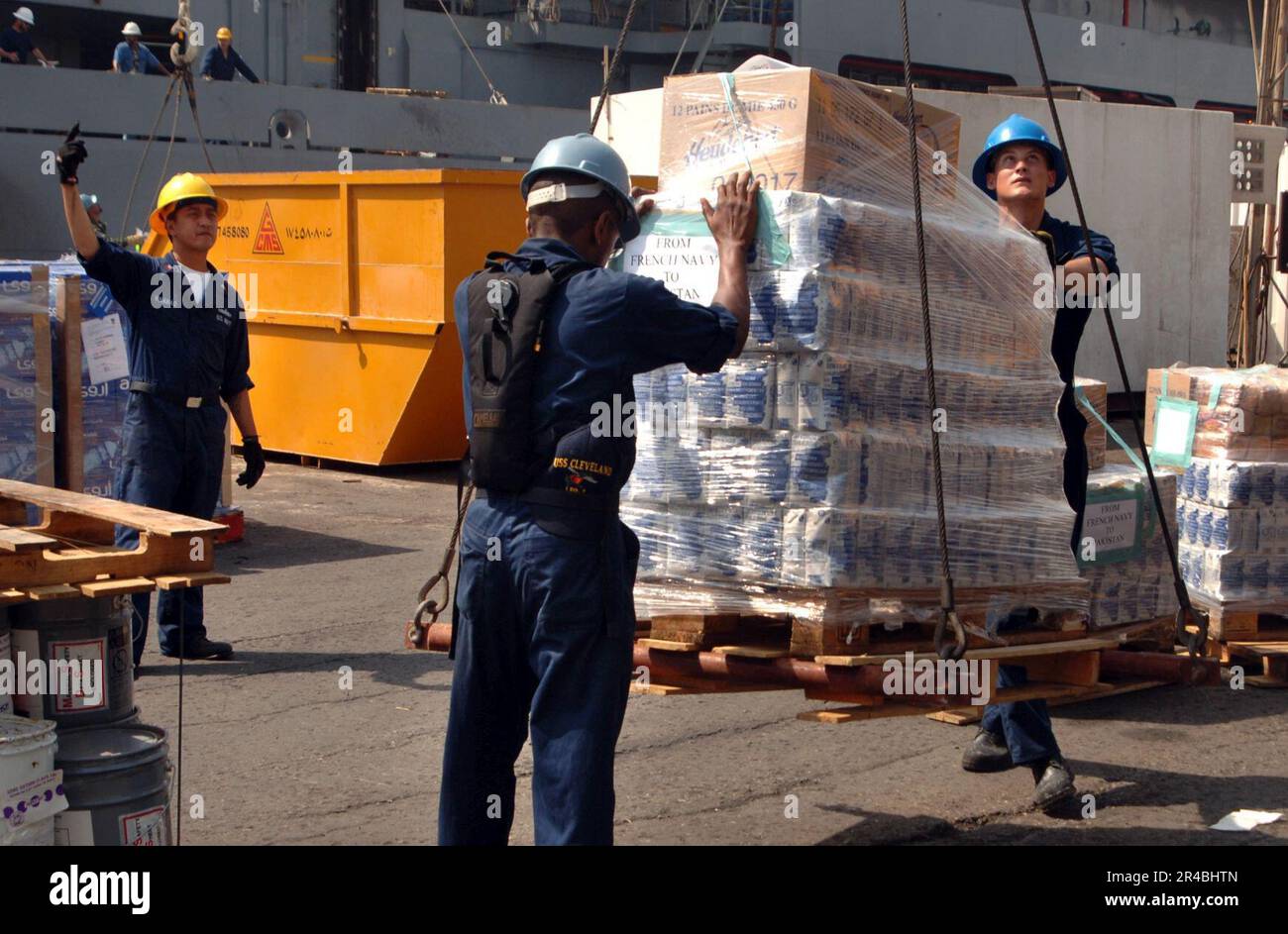 US Navy U.S. Navy Sailors assigned to the amphibious transport dock USS ...