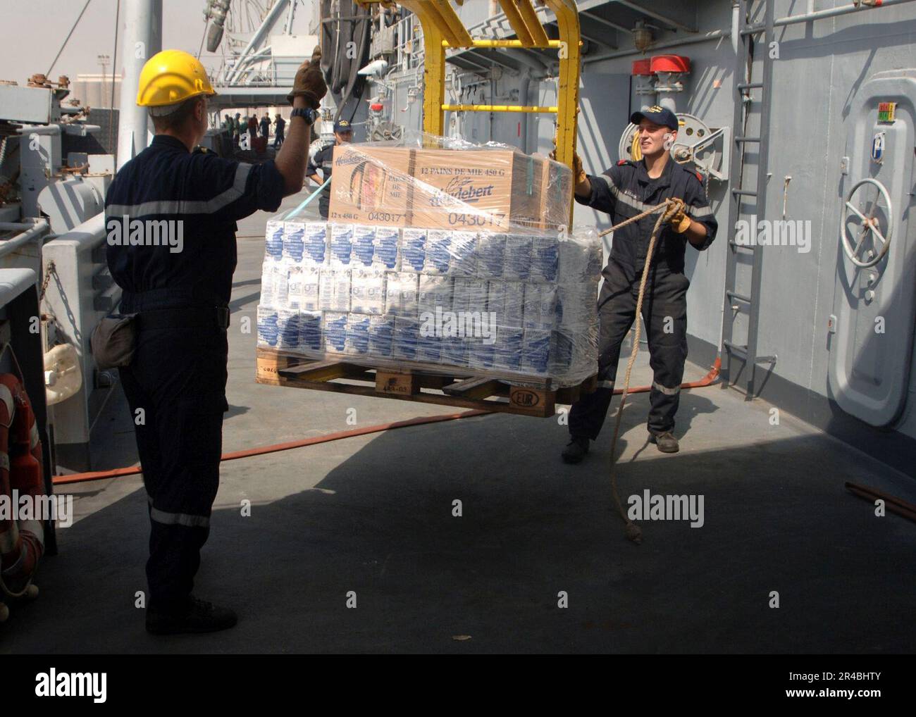 US Navy Sailors assigned to the supply ship FS Var (A608) unloads ...