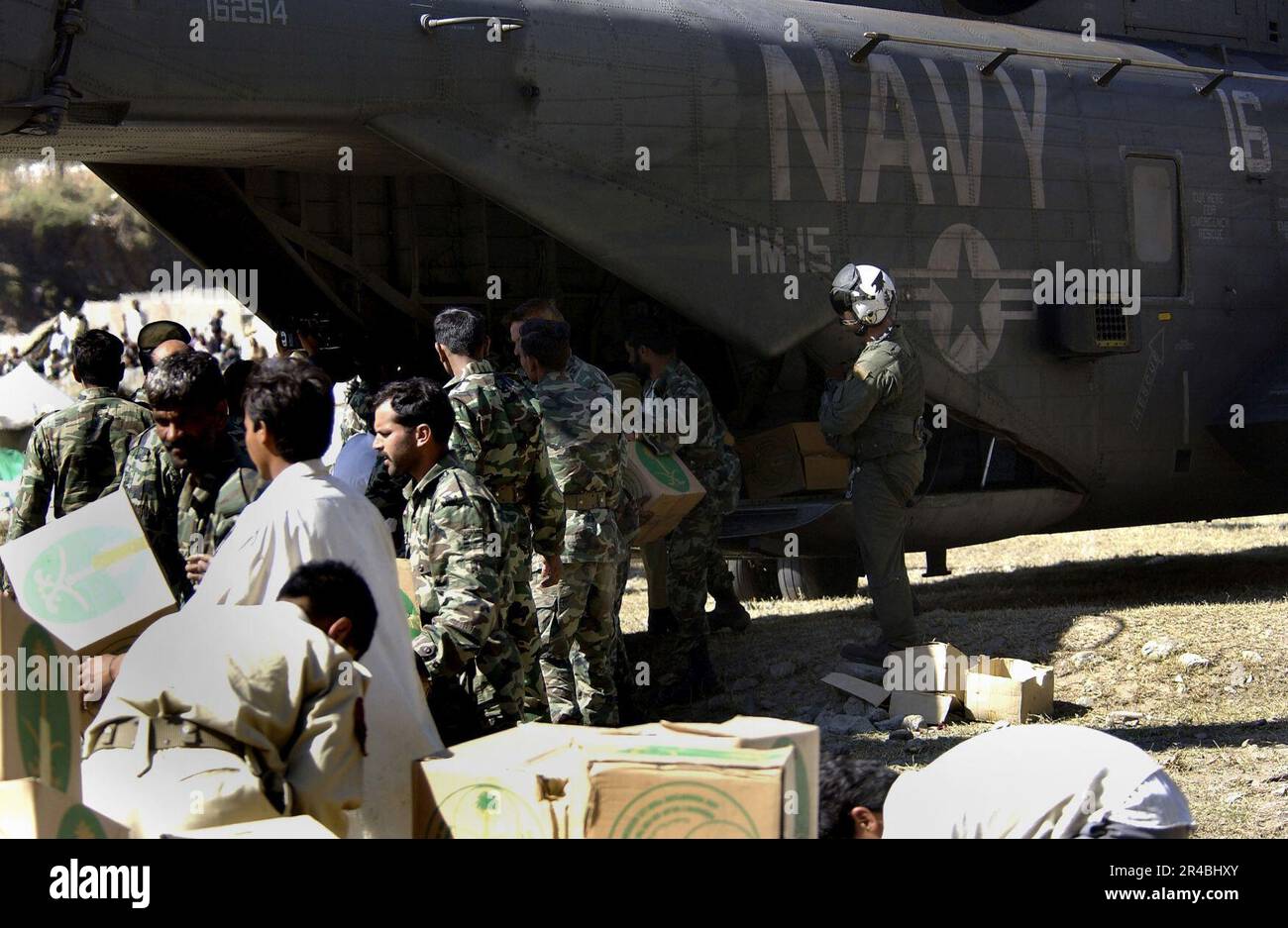 US Navy Pakistani soldiers unload disaster relief supplies from a U.S ...