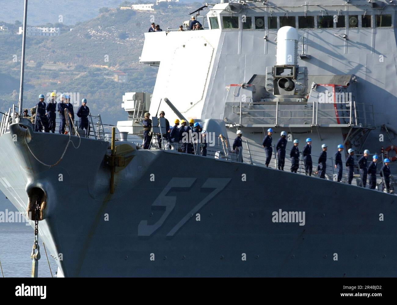 US Navy The guided missile destroyer USS Mitscher (DDG 57) arrives at ...