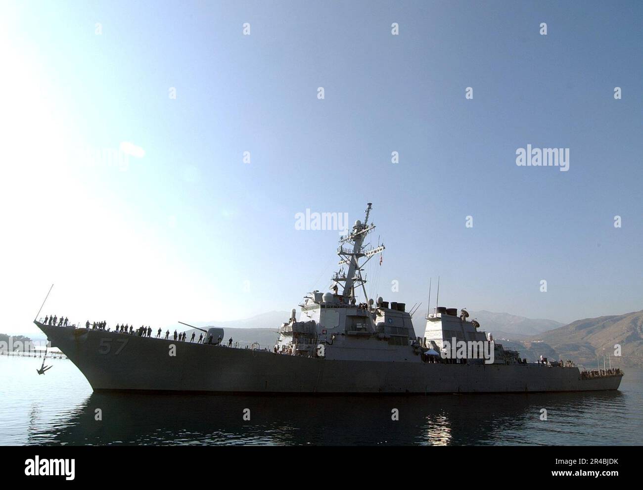 US Navy The guided missile destroyer USS Mitscher (DDG 57) arrives at ...