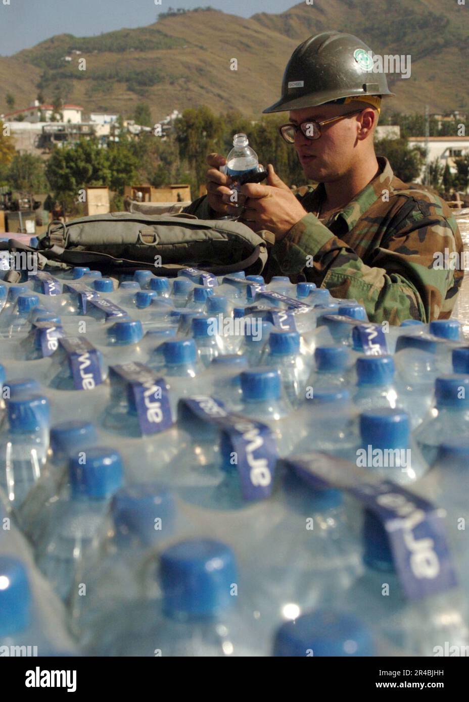 US Navy U.S. Navy Builder Constructionman assigned to Naval Mobile ...
