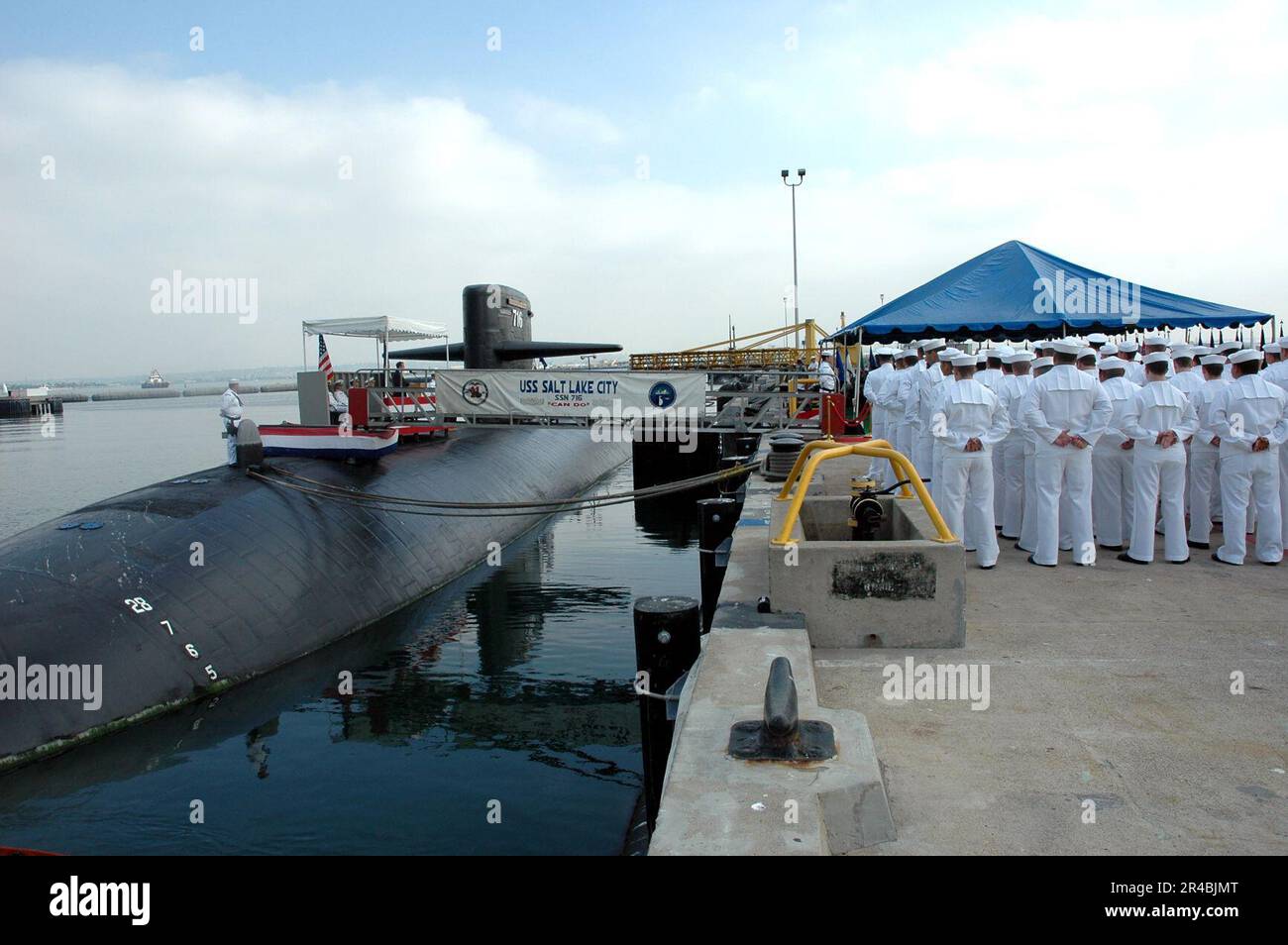 US Navy The crew of the Los Angeles-class fast attack submarine USS ...