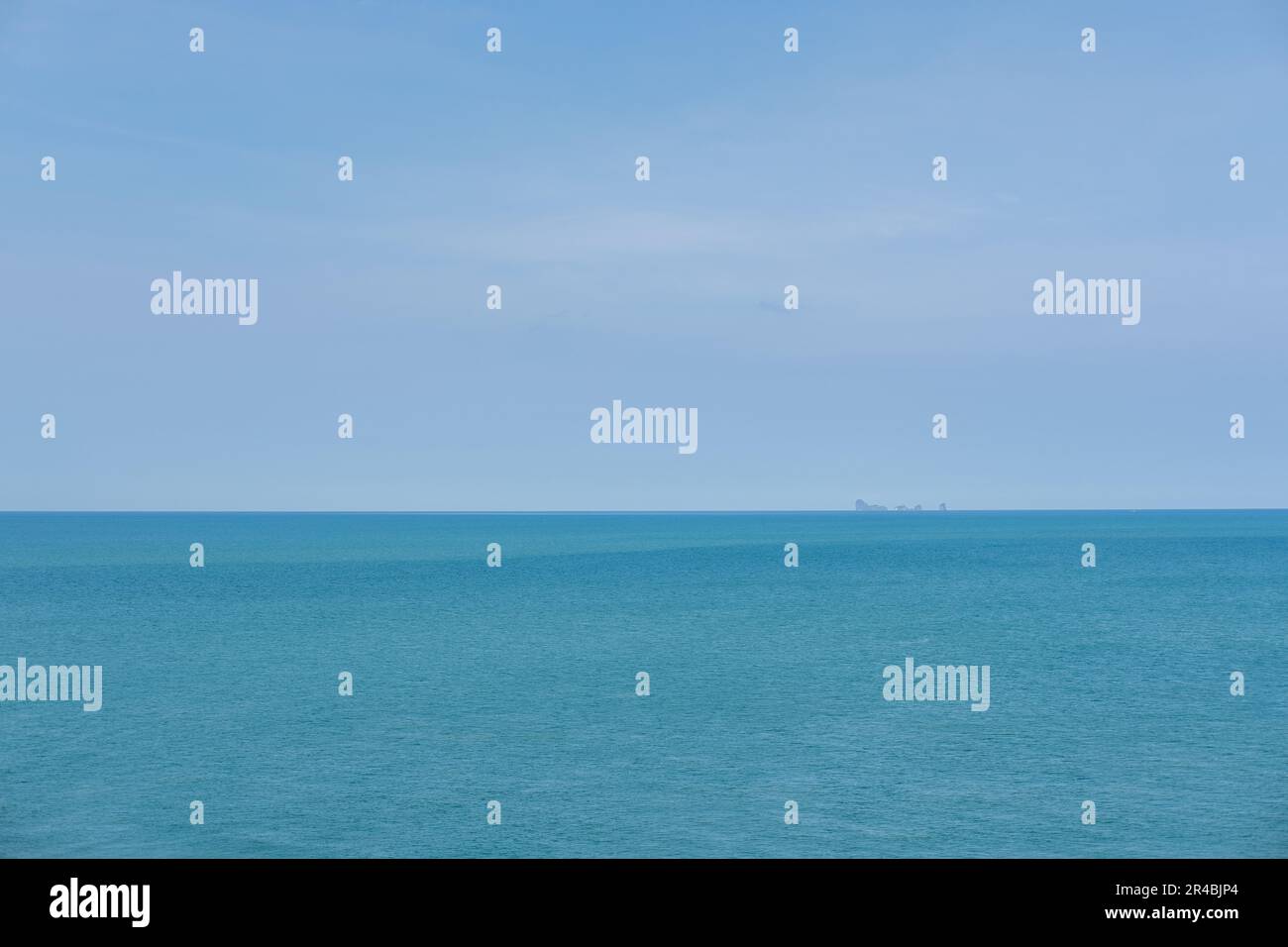 Horizontal line of sea, with blue sky Stock Photo - Alamy