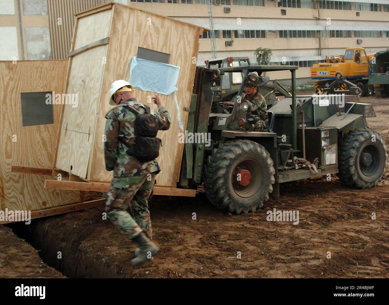 US Navy U.S. Navy Seabees assigned to Naval Mobile Construction ...