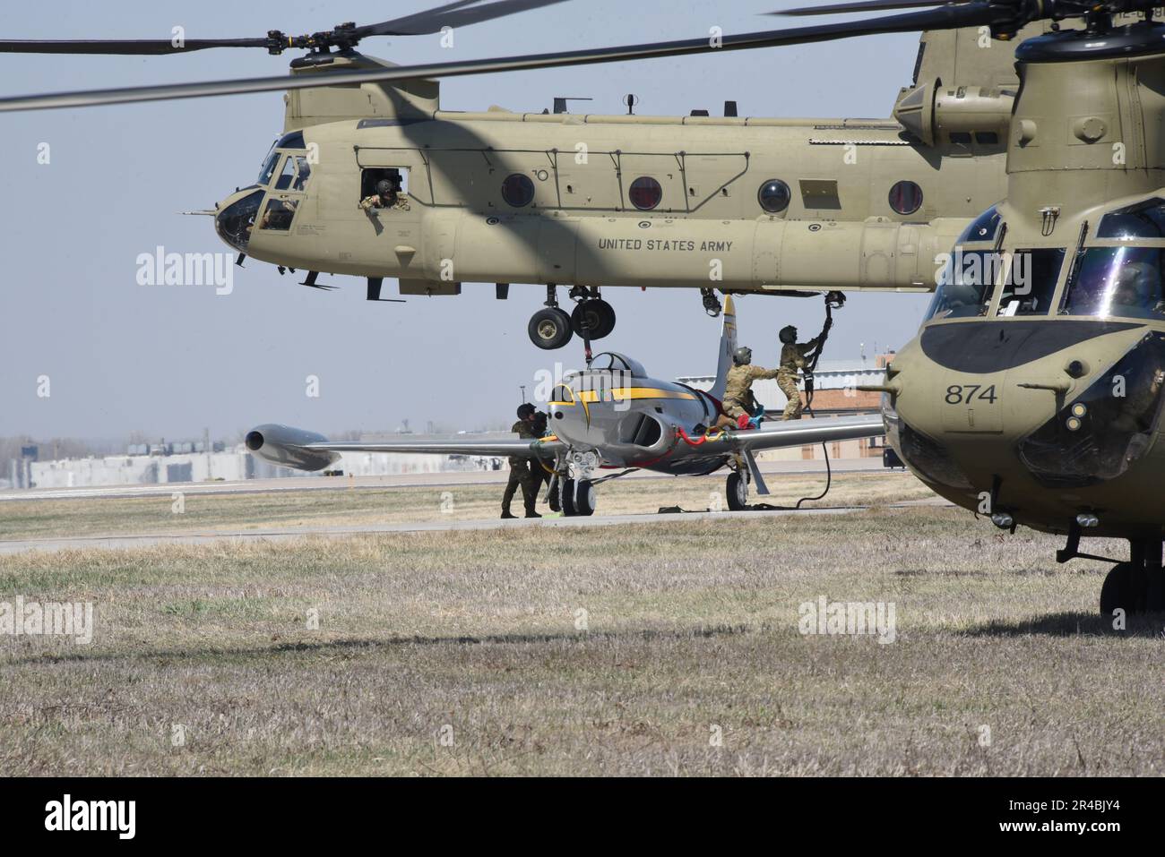 An Iowa Army National Guard CH-47 Chinook helicopter picks up a ...