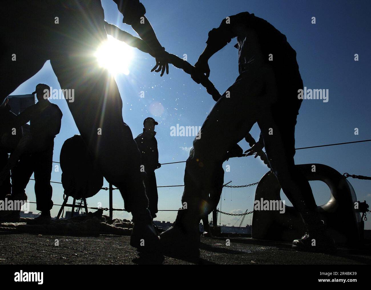 US Navy Deck Department personnel heave in the mooring lines Stock ...