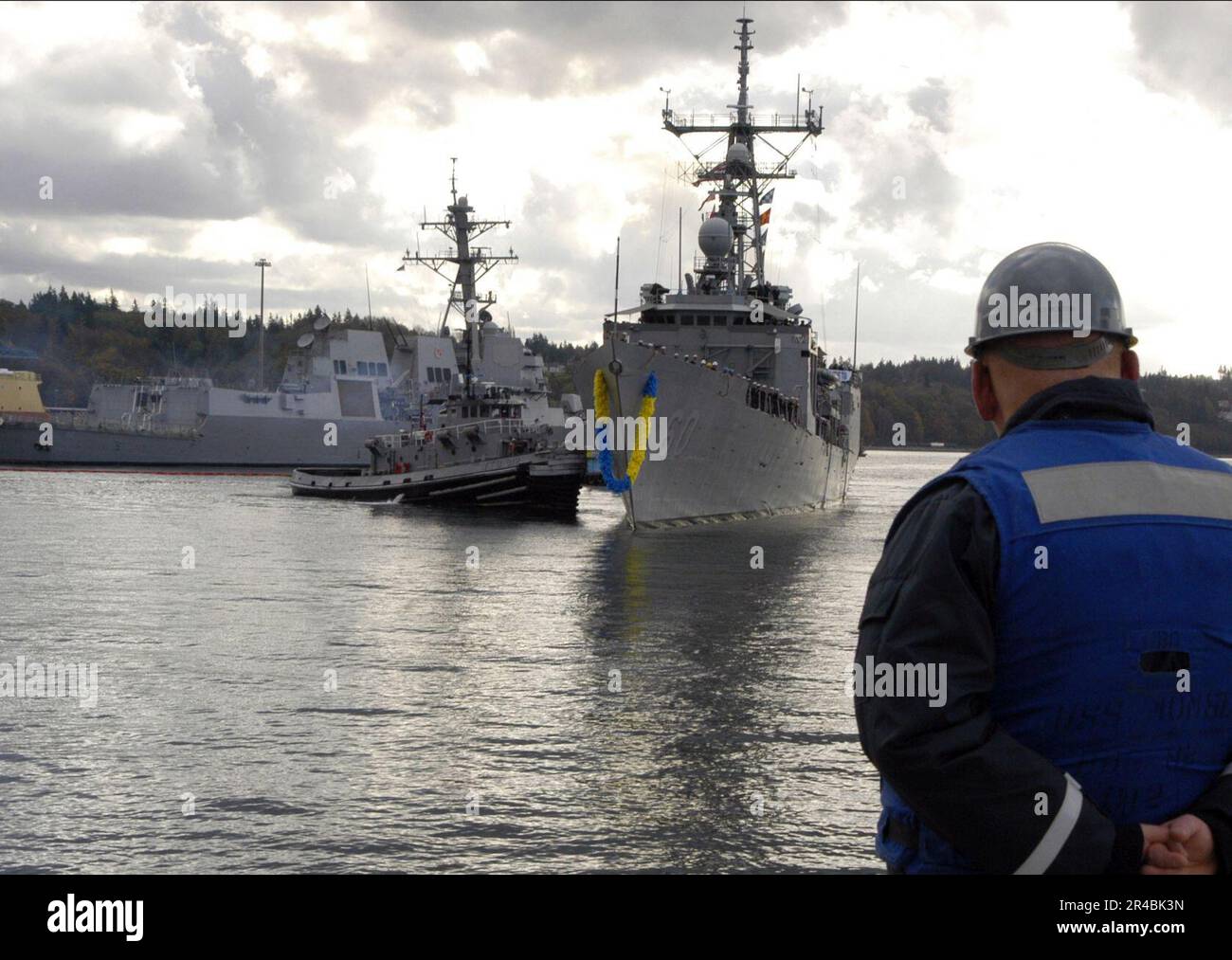 US Navy The guided missile frigate USS Rodney M. Davis (FFG 60) returns ...