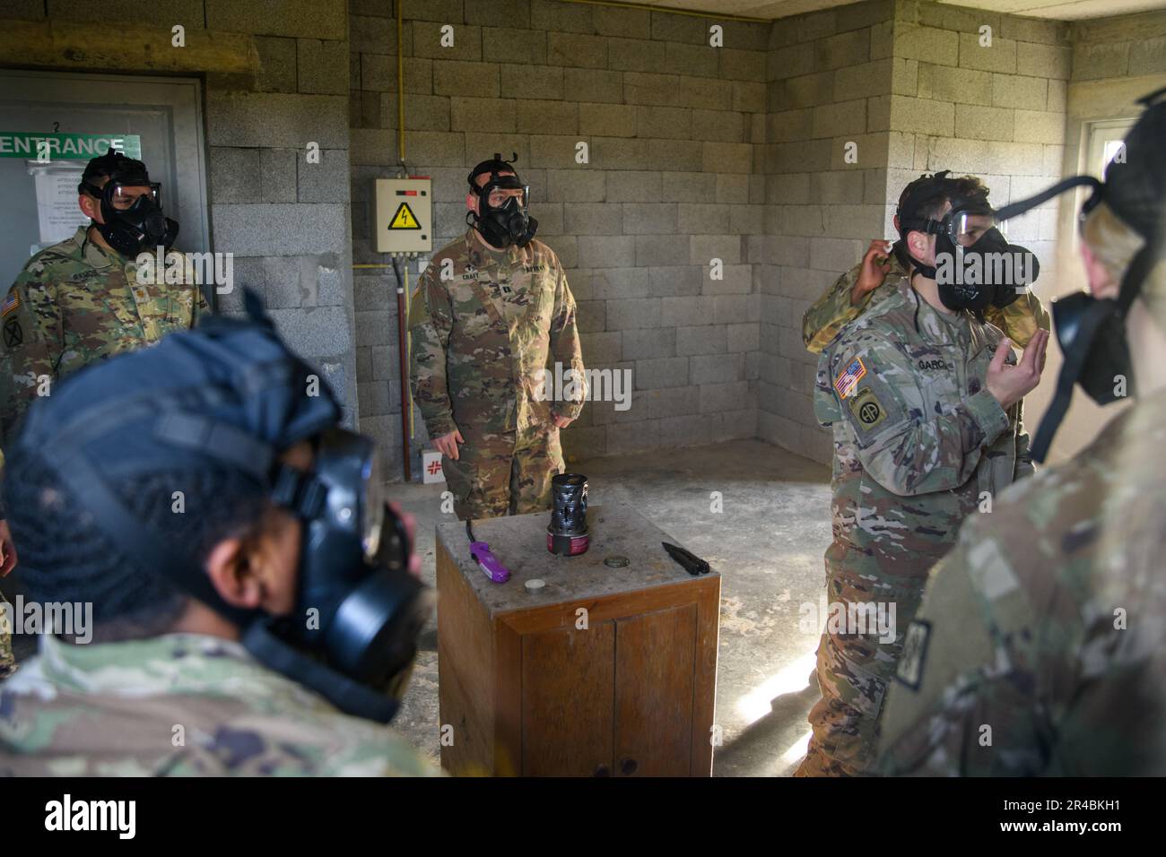 U.S. Army Staff Sgt. Leskarof Garcia, center right, the training non ...