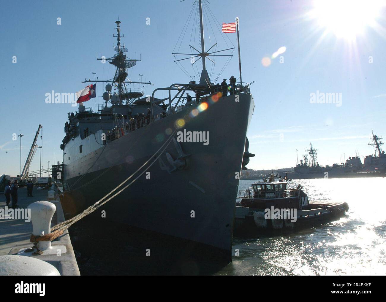 US Navy Tugboats prepare to get the amphibious transport dock USS ...