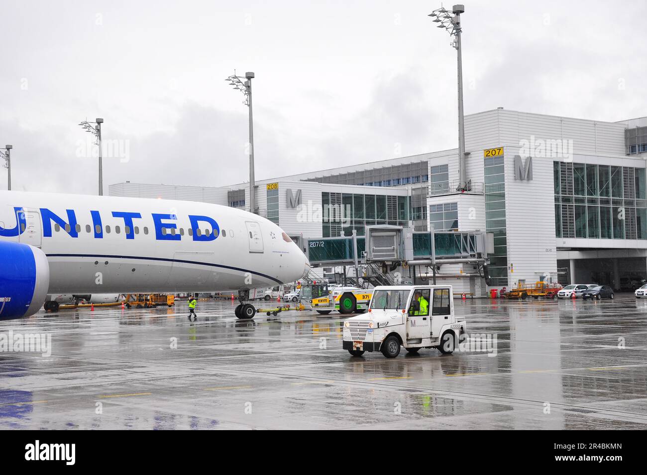 Gate boarding operations hi-res stock photography and images - Alamy