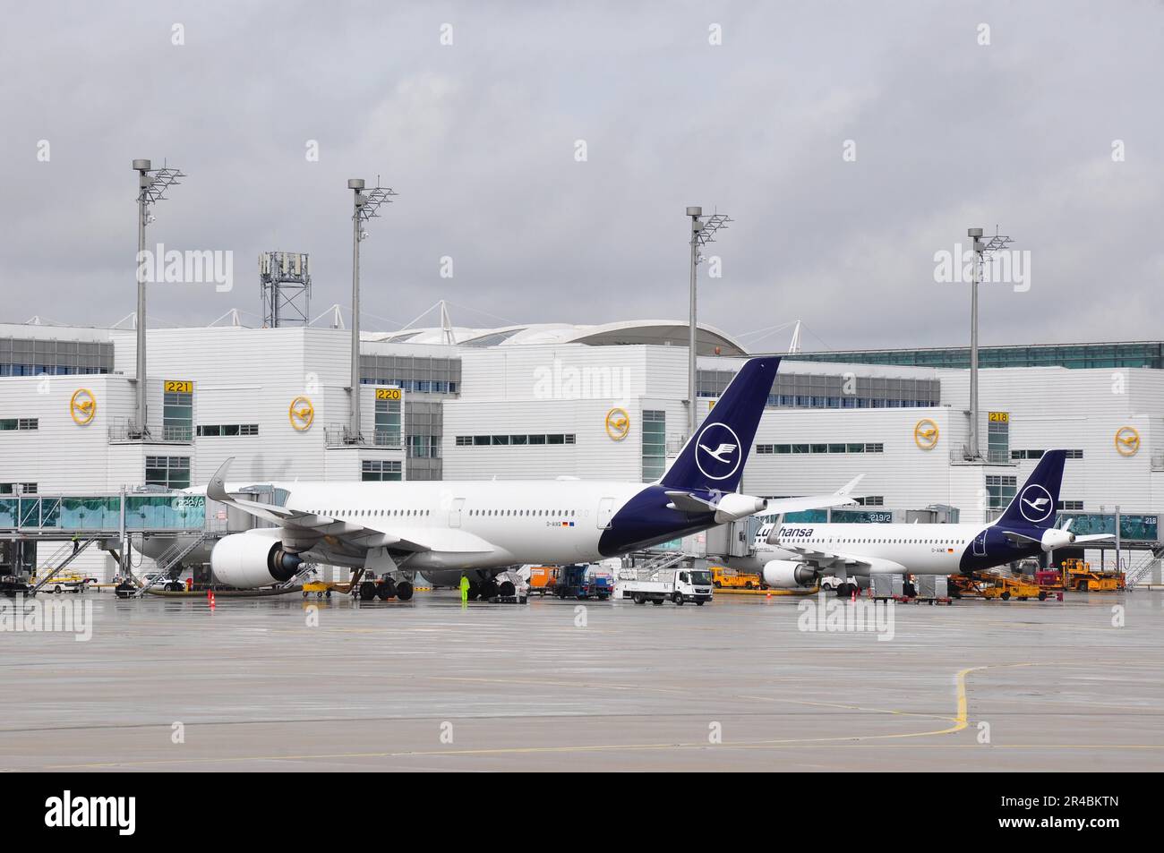 Gate boarding operations hi-res stock photography and images - Alamy