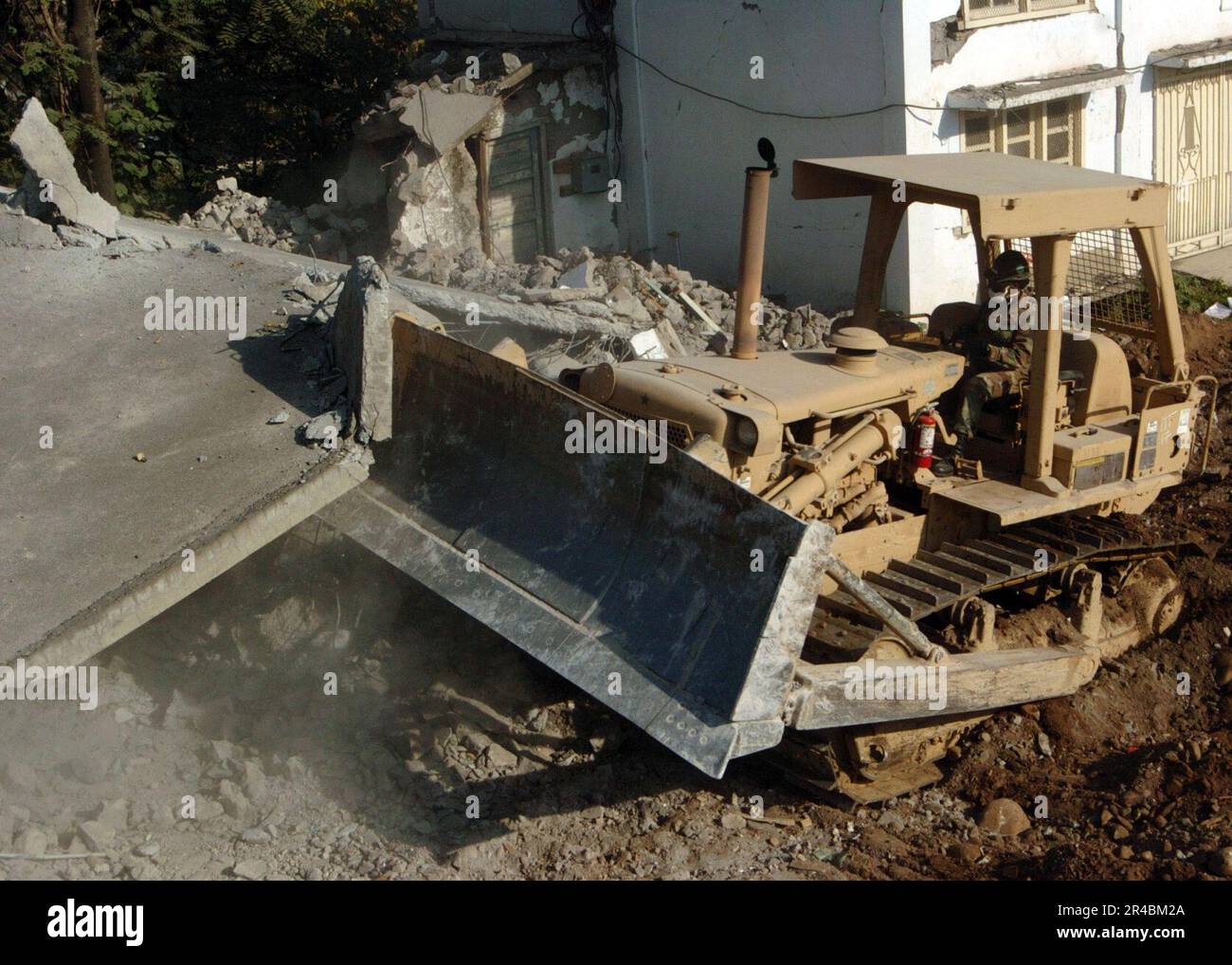 US Navy U.S. Navy Seabees assigned to Naval Mobile Construction ...
