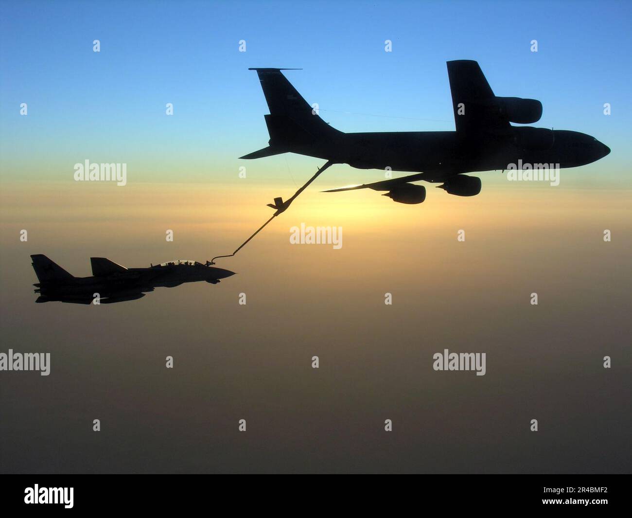 US Navy An F-14D Tomcat conducts aerial refueling with a U.S. Air Force ...