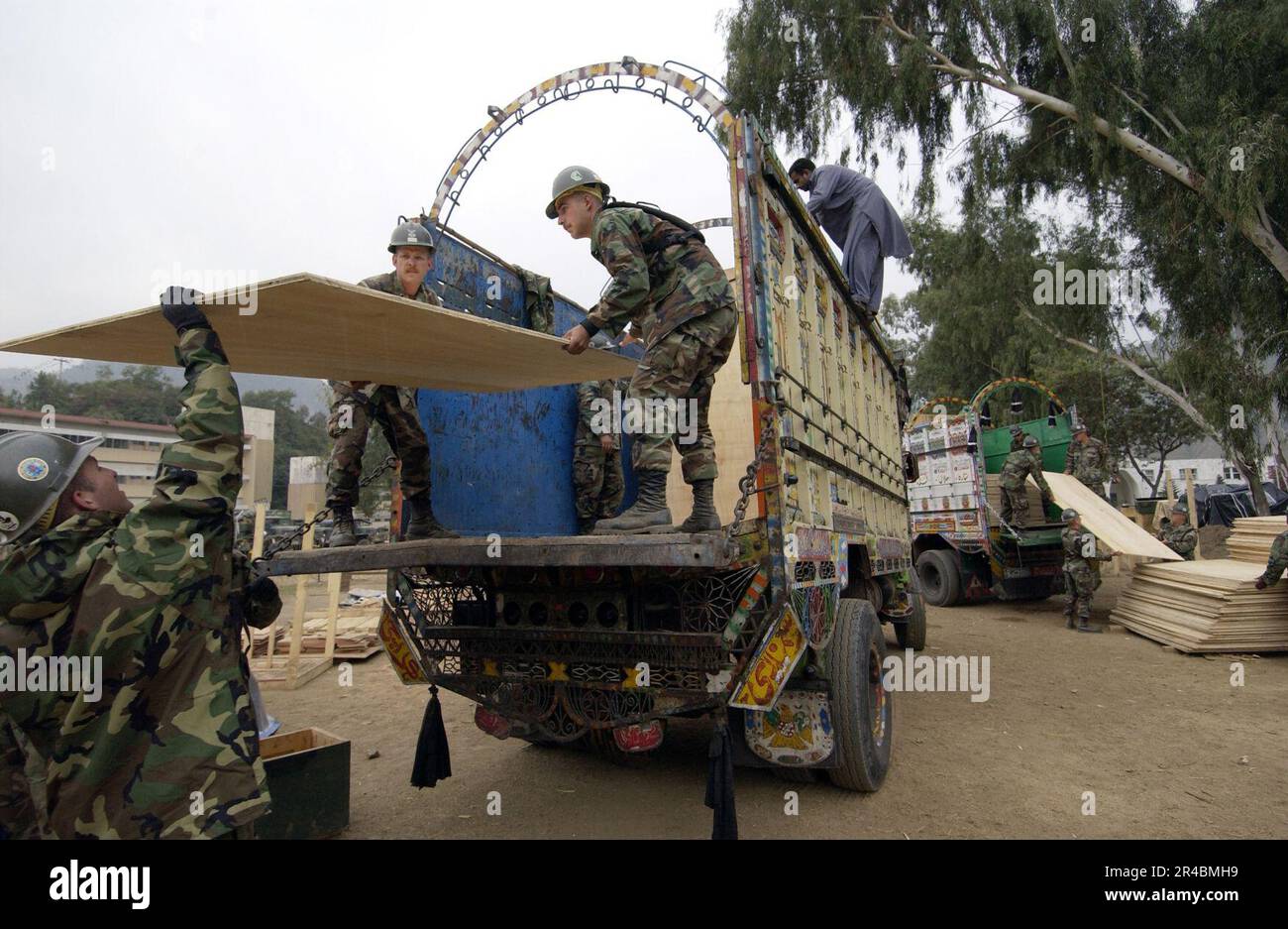 US Navy U.S. Navy Seabees assigned to Naval Mobile Construction ...