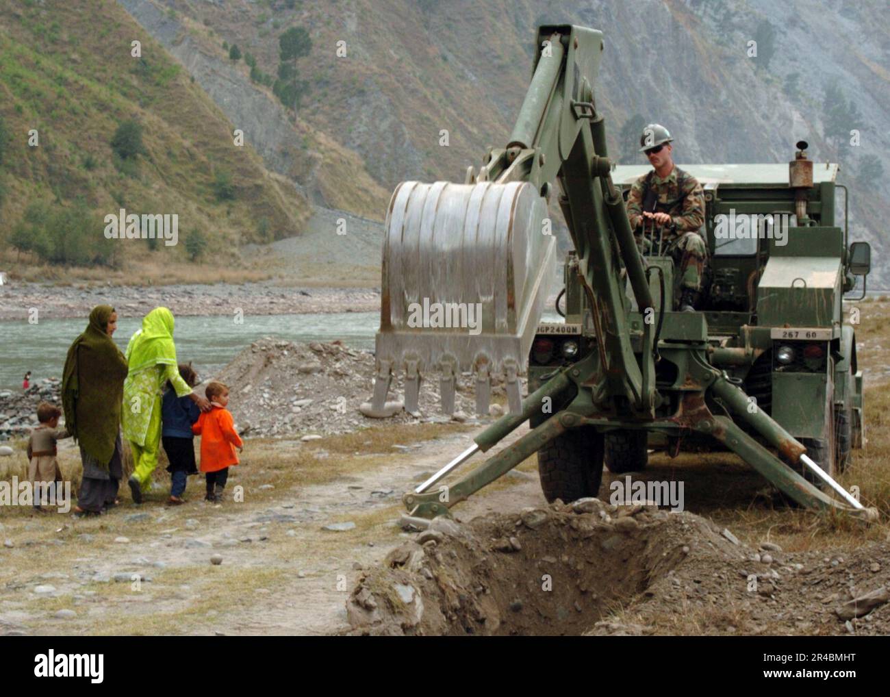 US Navy U.S. Navy Equipment Operator 2nd Class assigned to Naval Mobile ...