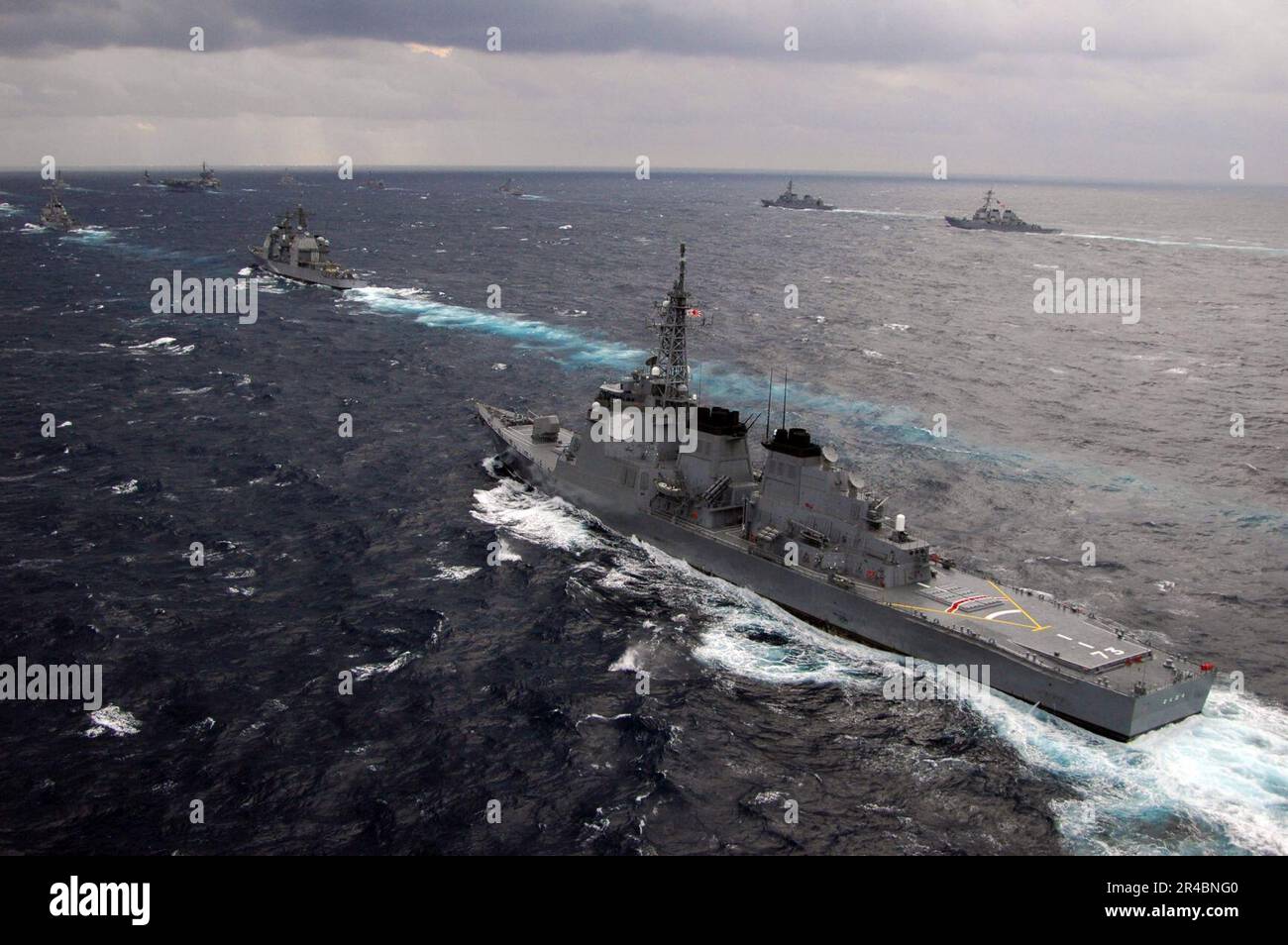 US Navy The Japan Maritime Self-Defense Force (JMSDF) destroyer JDS ...