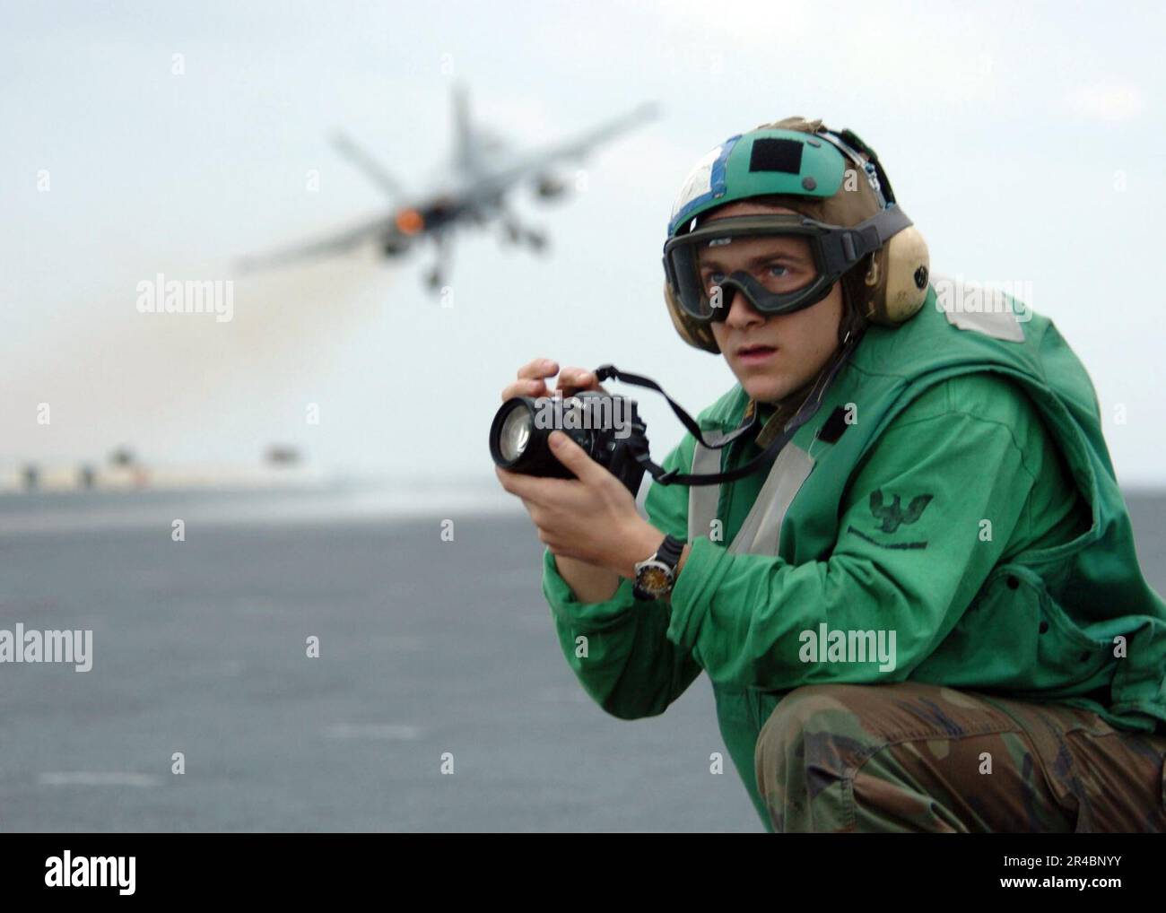US Navy Photographer's Mate 3rd Class photographs flight deck ...