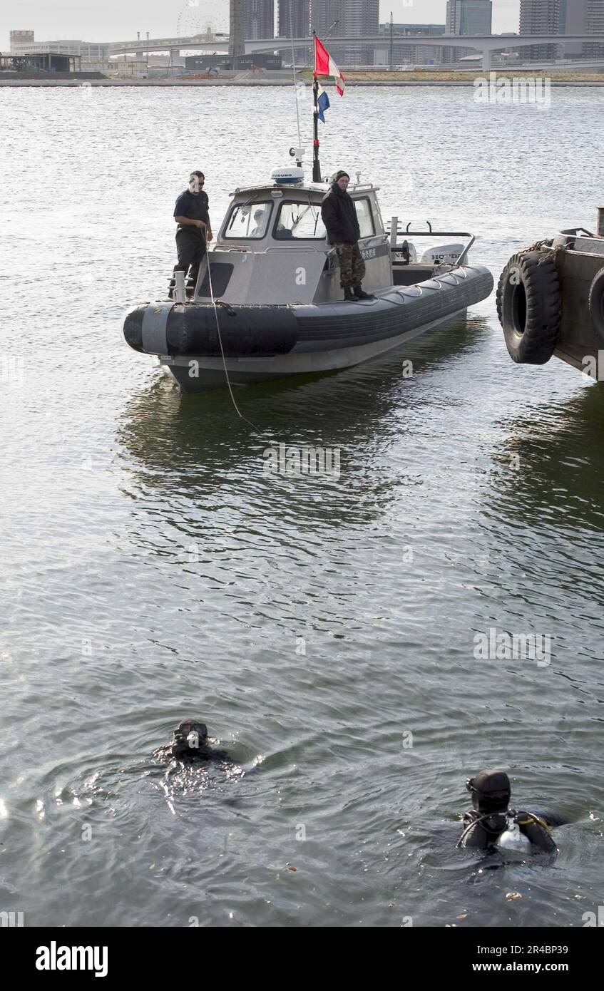 US Navy Members of Explosive Ordnance Disposal Mobile Unit Five (EODMU ...