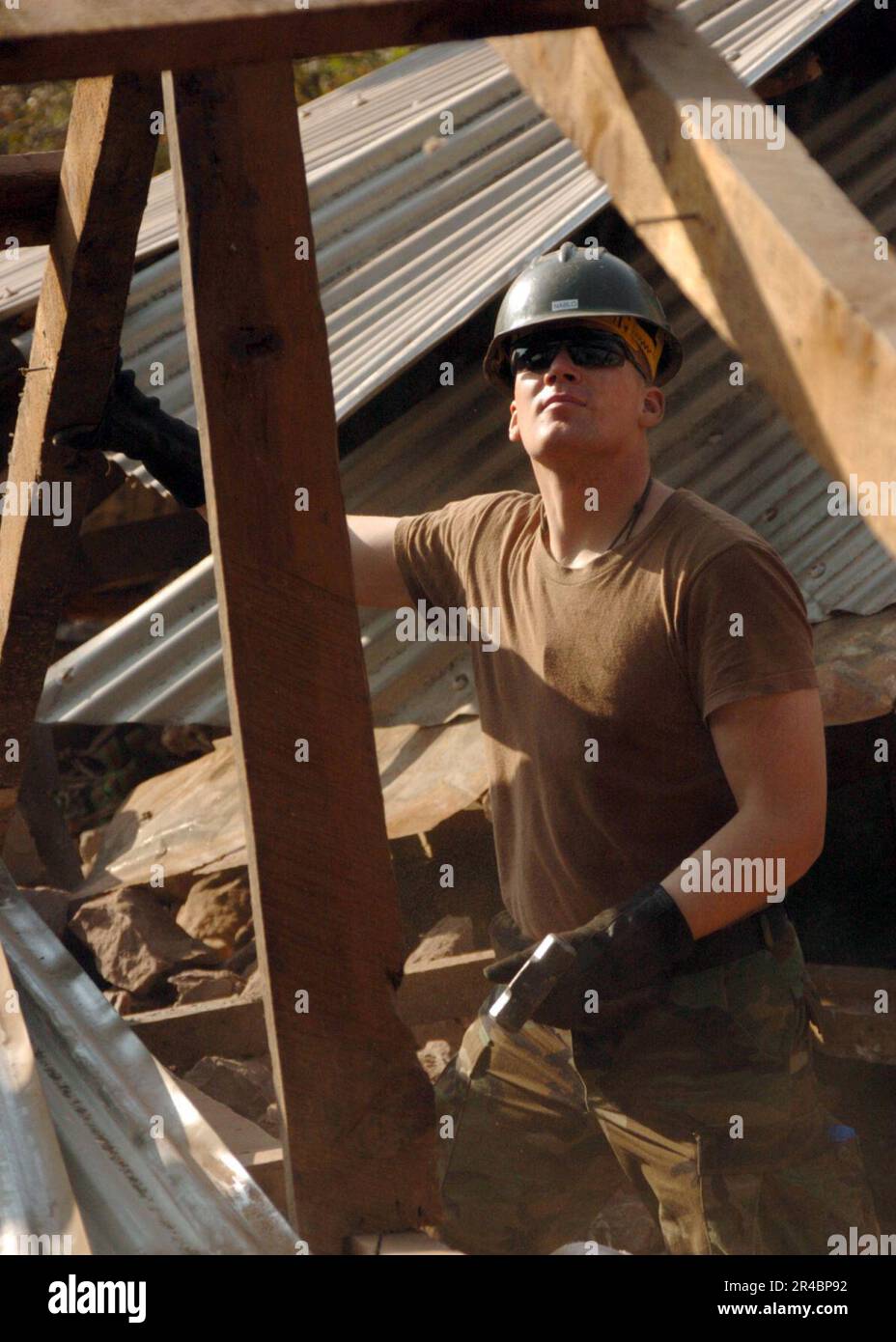 US Navy U.S. Navy Seabee Steelworker assigned to Naval Mobile ...