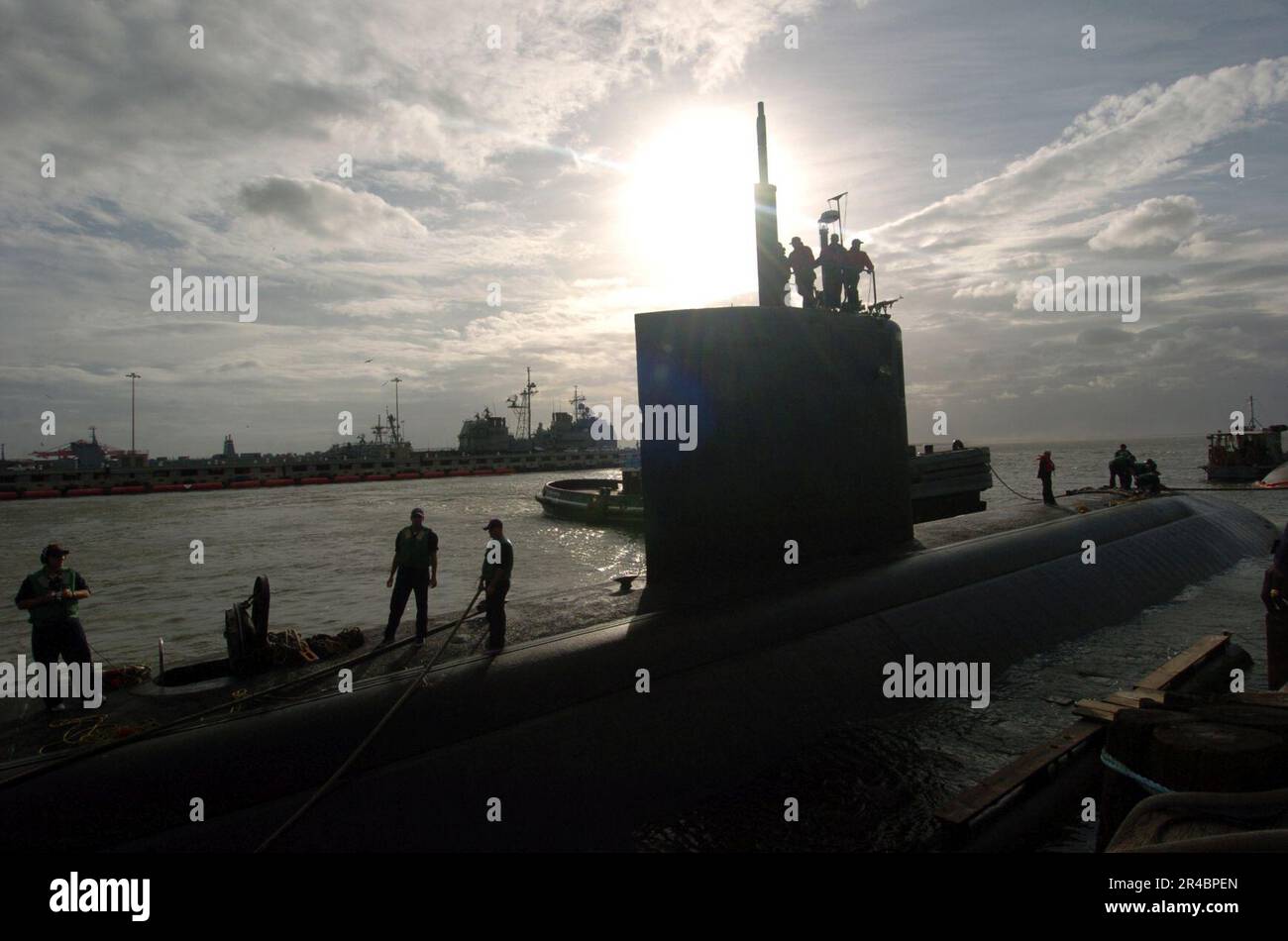 US Navy Sailors aboard the Los Angeles-class attack submarine USS ...