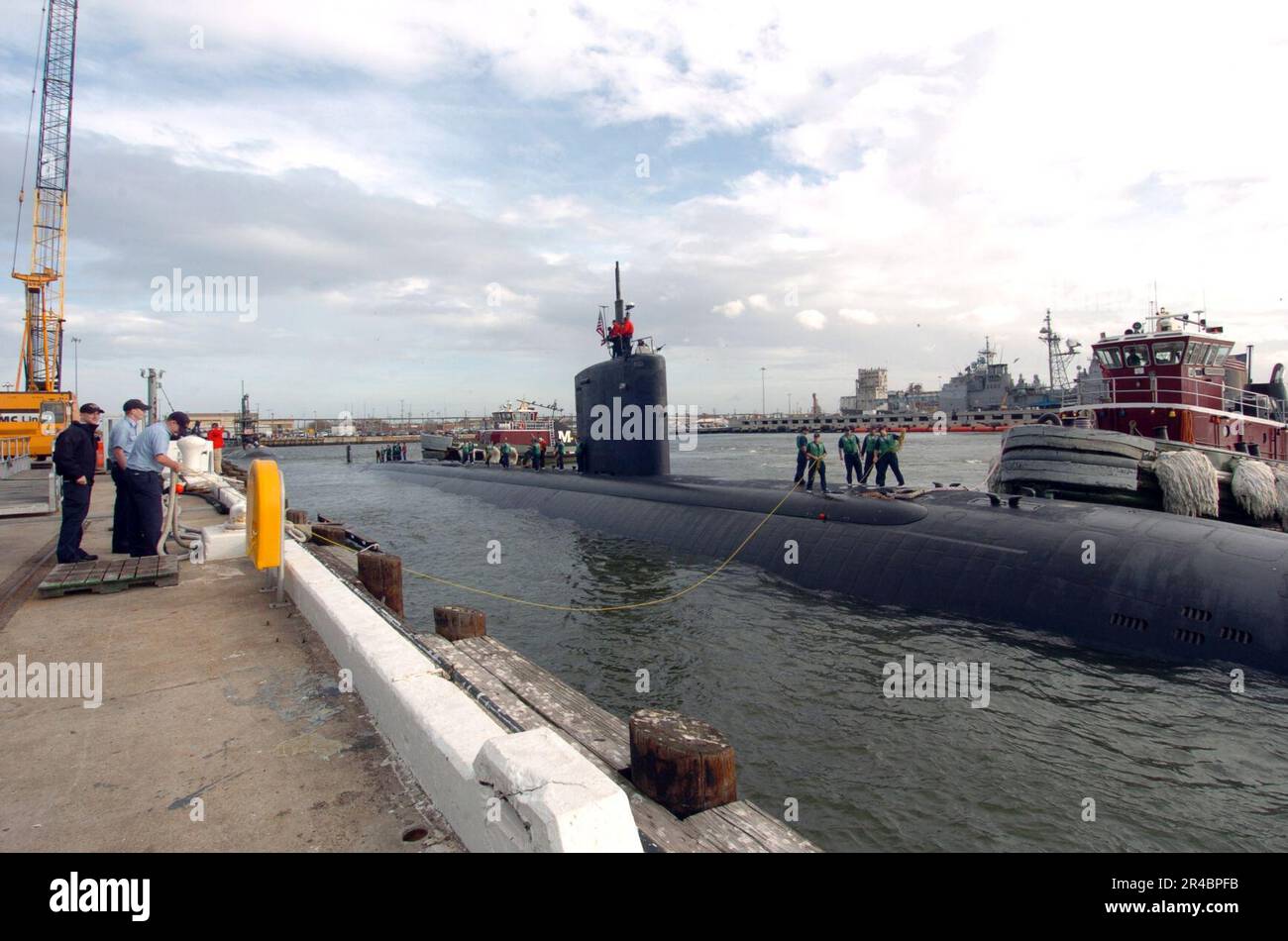 US Navy Sailors aboard the Los Angeles-class attack submarine USS ...
