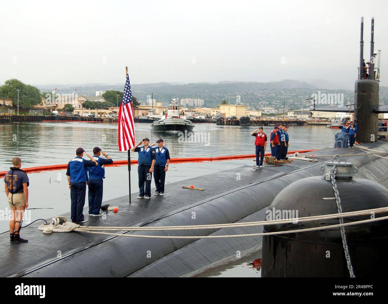 US Navy Submariners aboard the Los Angeles-class fast attack submarine ...