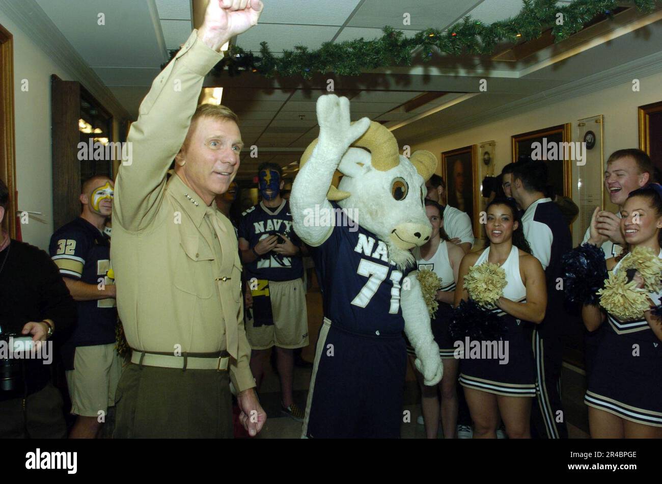 US Navy Commandant of the Marine Corps Gen. Michael Hagee and the U.S ...