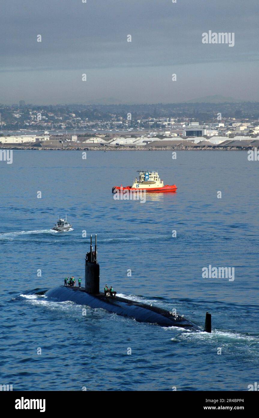 US Navy The Los Angeles-class fast attack submarine USS Asheville (SSN ...