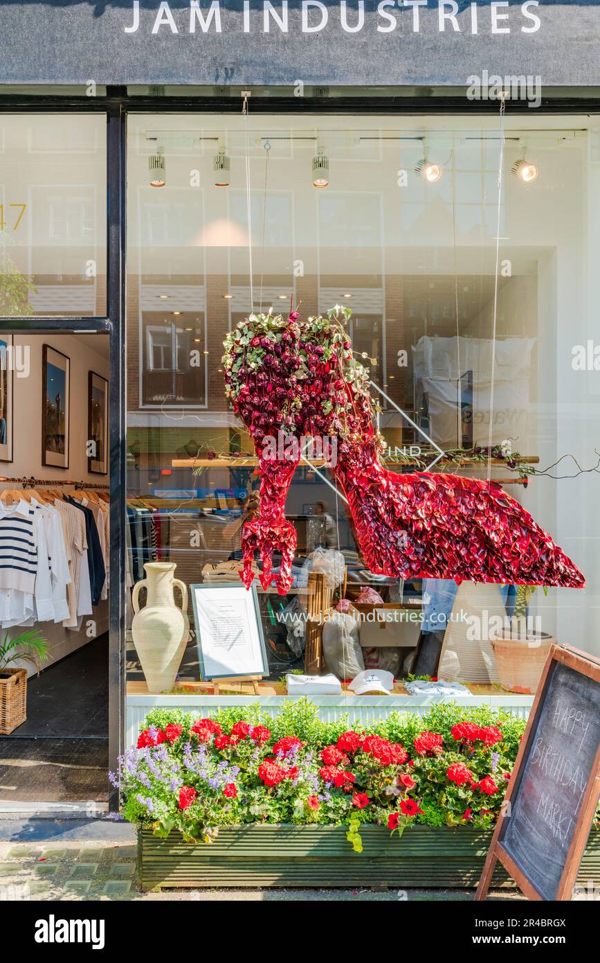 LONDON, UK - MAY 24, 2023: A spectacular floral display decorates ...