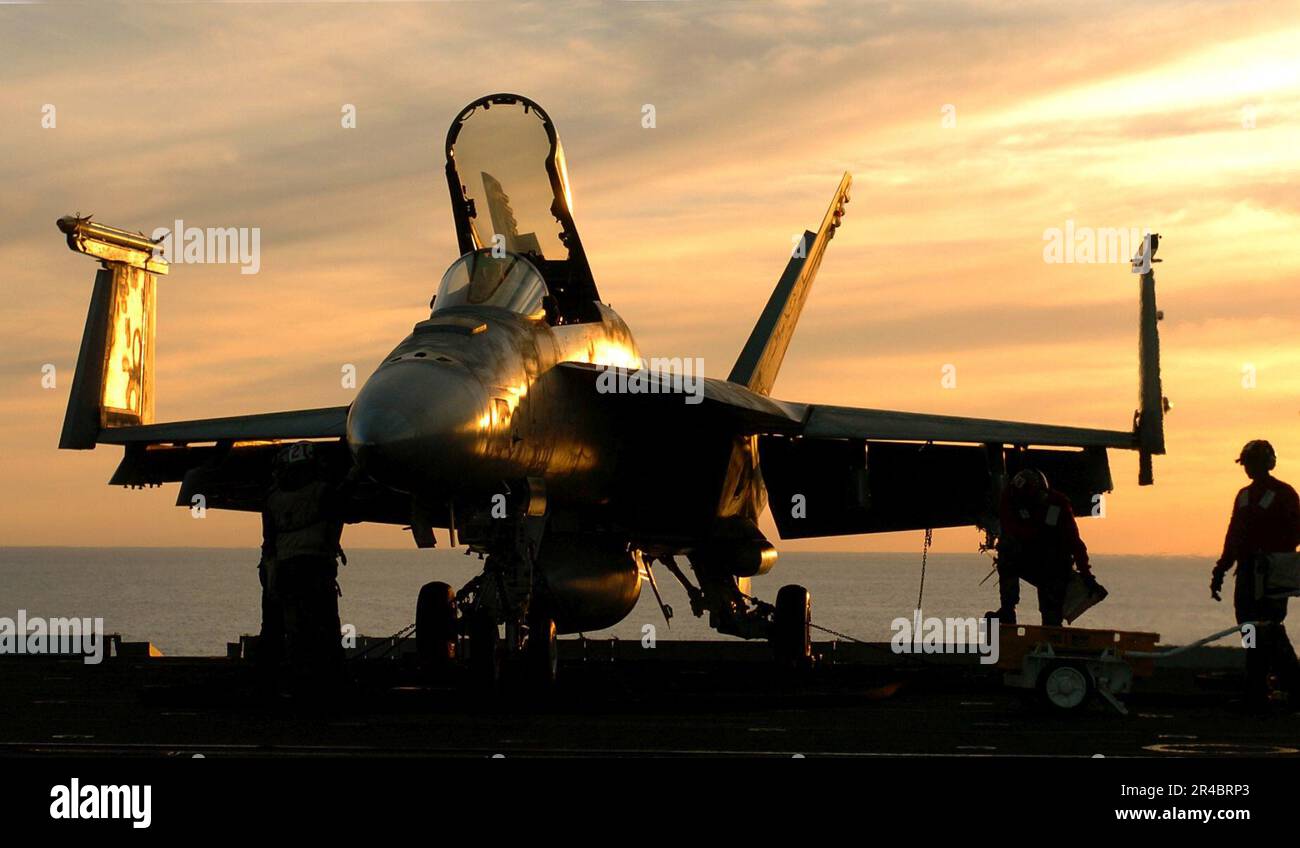 US Navy Aircraft maintainers prepare an F-A-18E Super Hornet for the ...