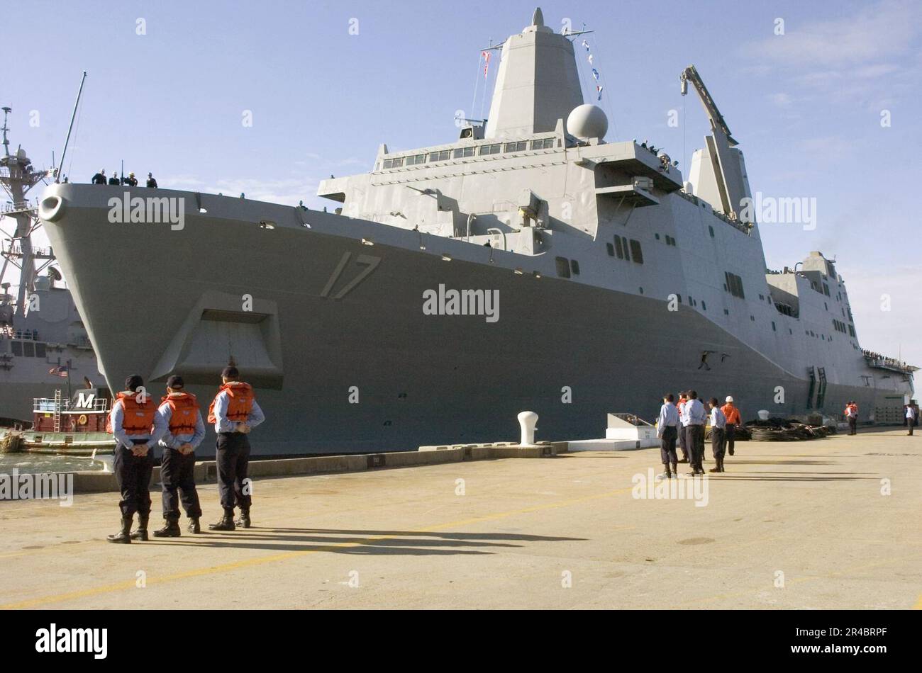 US Navy Line handlers stand by while the Navy's newest class of ...