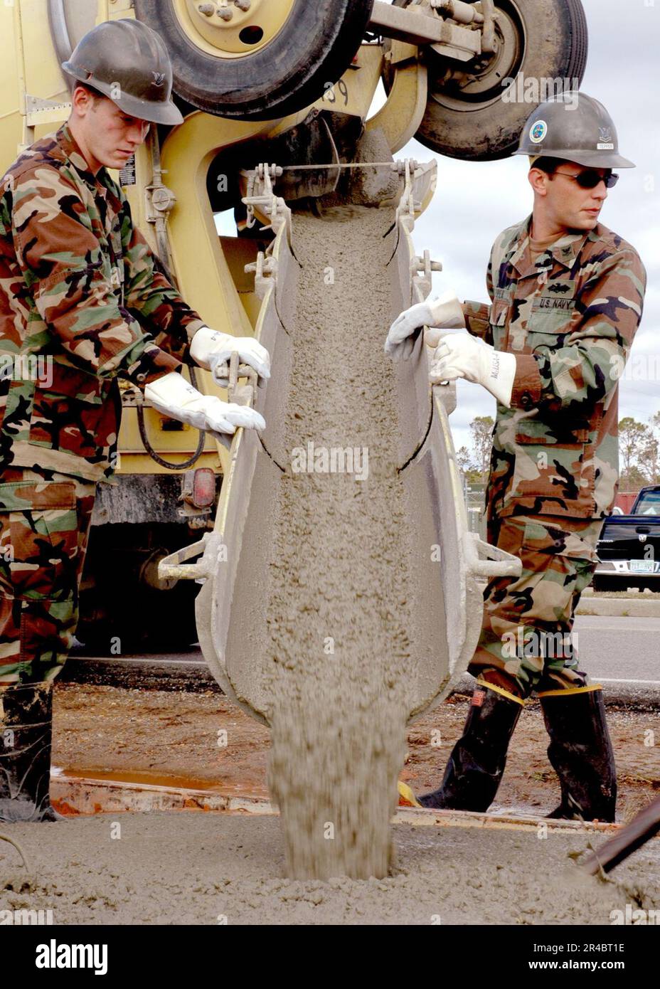 US Navy Builder 2nd Class and Utilitiesman 2nd Class assigned to Naval ...