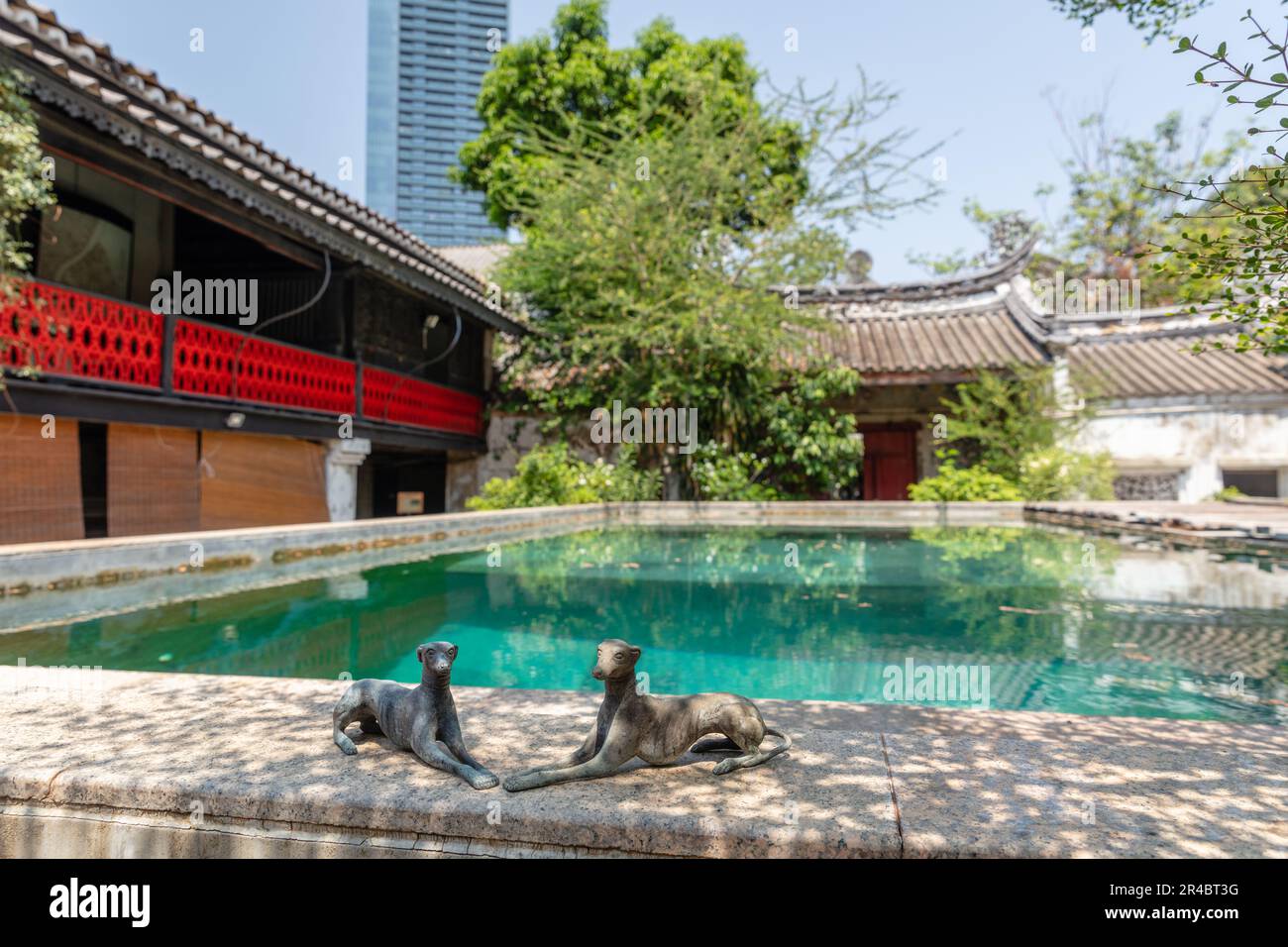 Traditional chinese courtyard house hi-res stock photography and images ...