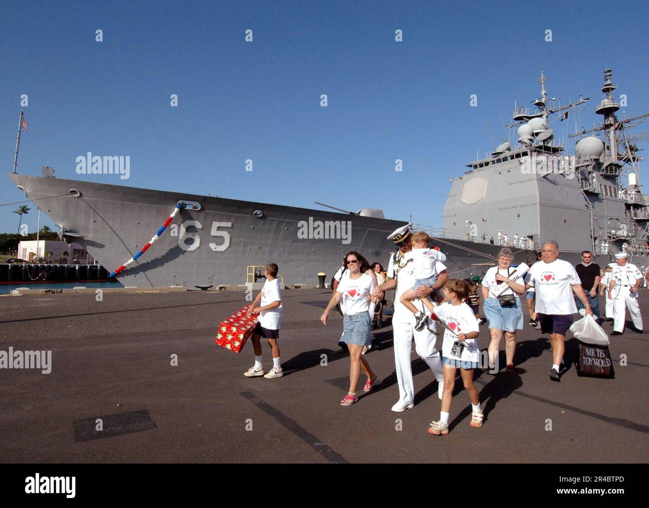 US Navy Sailors assigned to the guided missile cruiser USS Chosin (CG ...