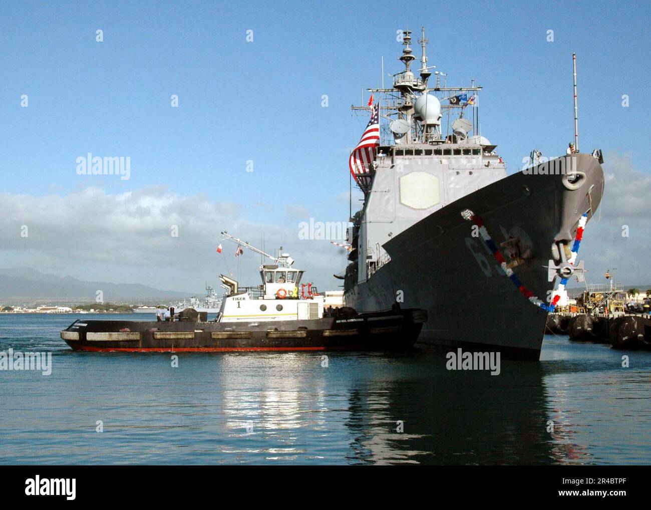 US Navy The guided missile cruiser USS Chosin (CG-65) prepares to moor ...