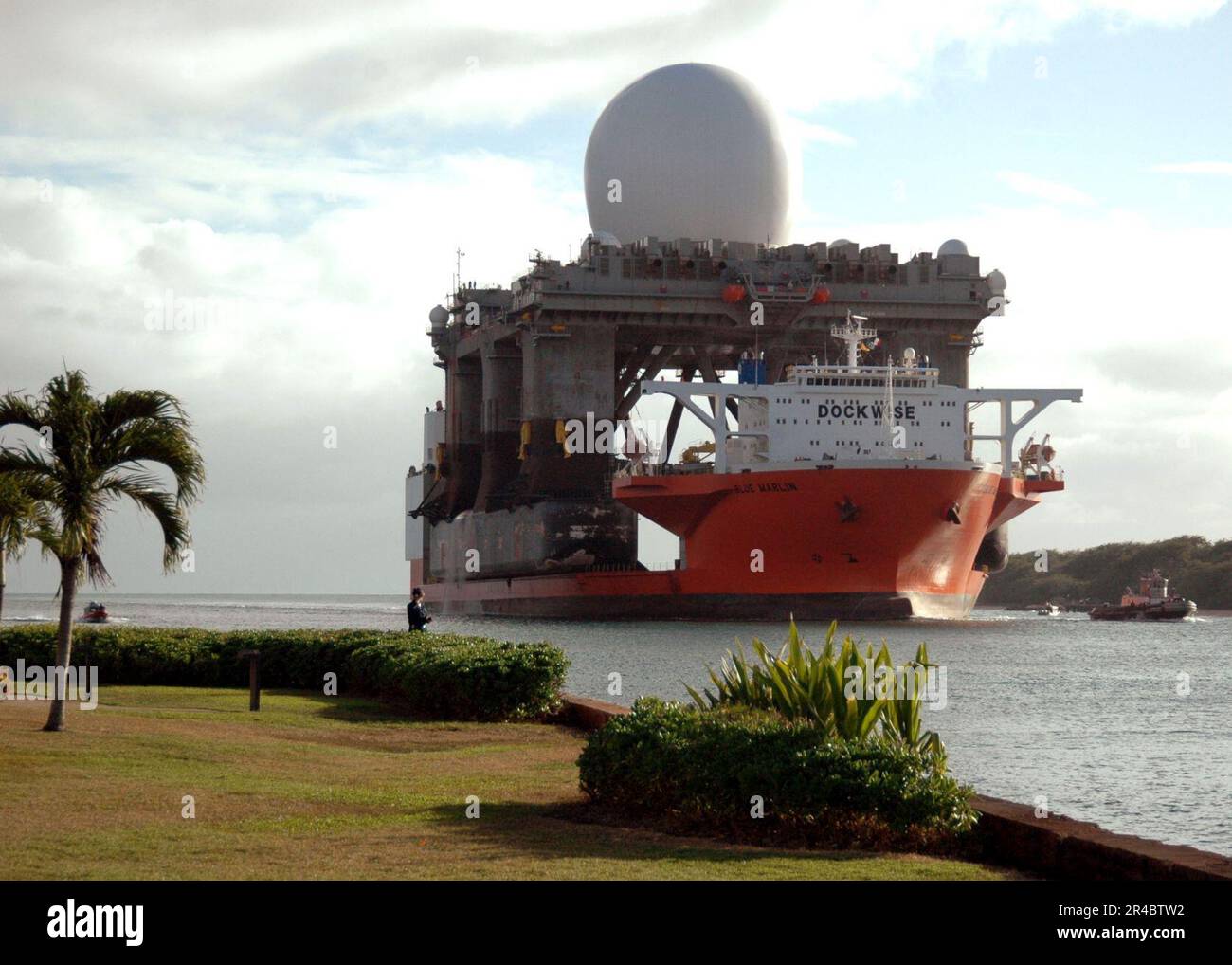 US Navy The heavy lift vessel MV Blue Marlin enters Pearl Harbor ...