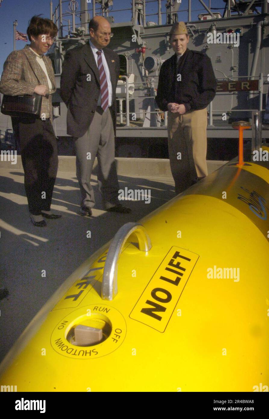 US Navy Lt.jg. describes to Secretary of the Navy Dr. Donald C. Winter ...