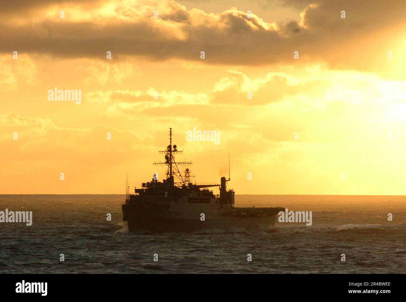 US Navy The amphibious transport dock ship USS Ogden (LPD 5) underway ...
