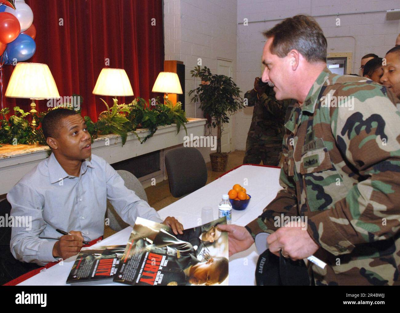 US Navy Actor Cuba Gooding Jr. sign an autograph for Master Chief ...