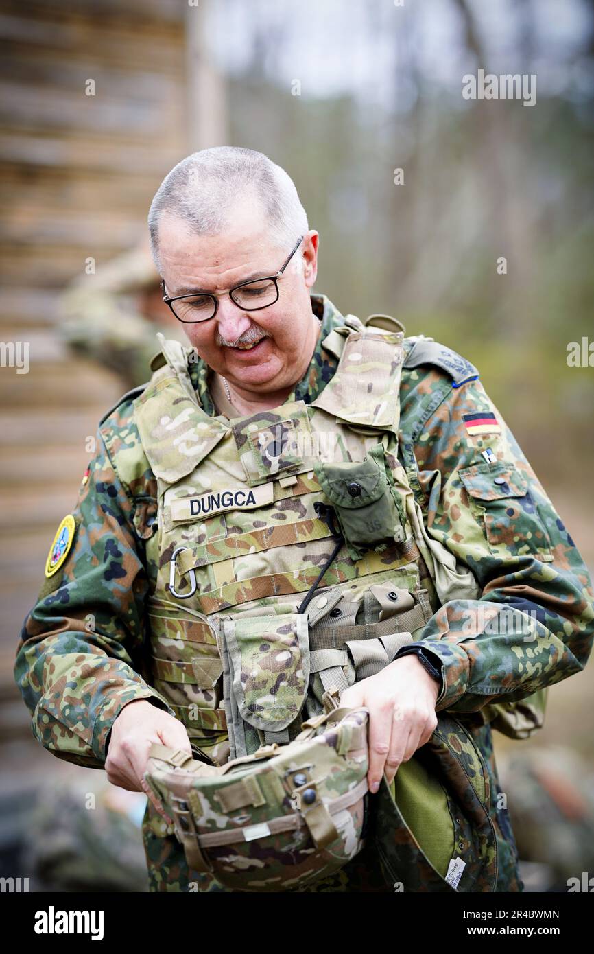 U.S. Army Reserve Soldiers share their gear with Soldiers from the ...