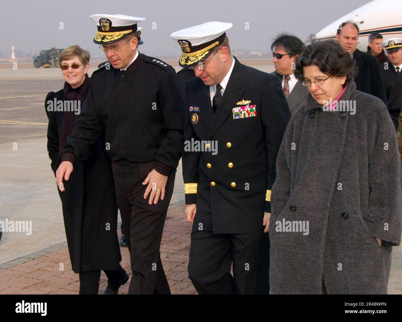 US Navy Chief of Naval Operations (CNO), Adm. Mike Mullen talks with ...
