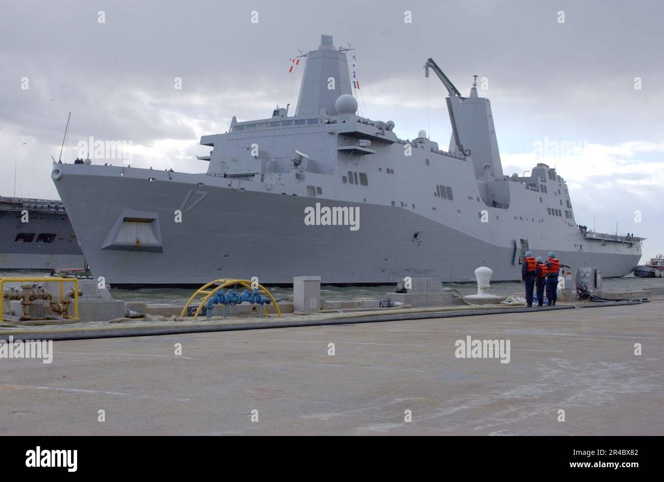 US Navy The amphibious transport dock ship USS San Antonio (LPD 17 ...