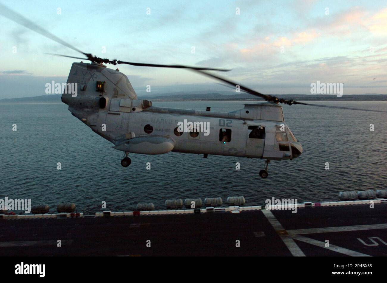 US Navy A CH-46E Sea Knight helicopter, assigned to the Sea Elks of ...