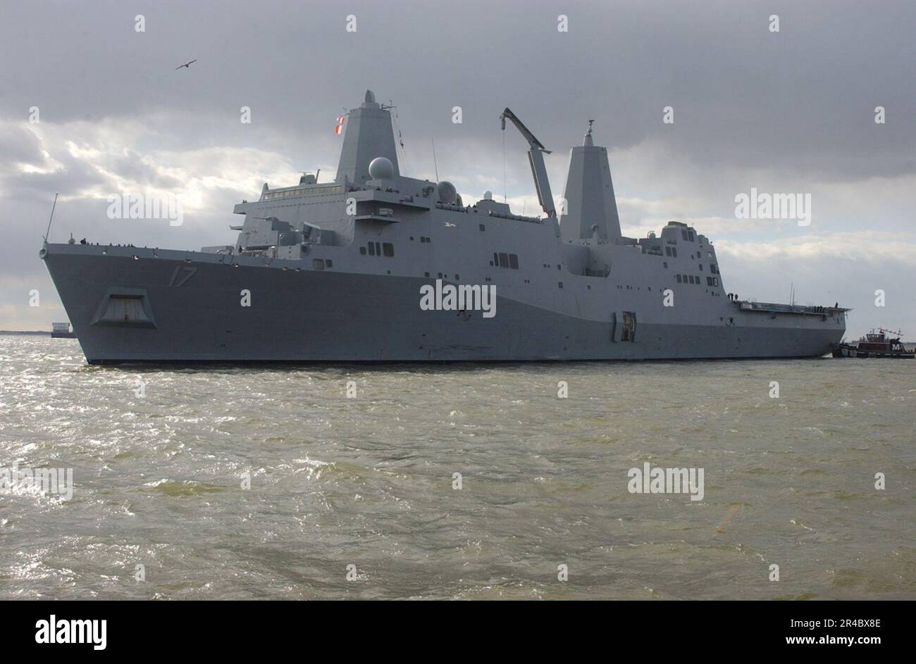 US Navy The amphibious transport dock ship USS San Antonio (LPD 17 ...
