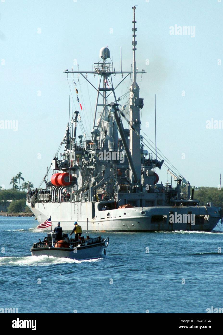 US Navy The rescue and salvage ship USS Salvor (ARS 52) transits the ...