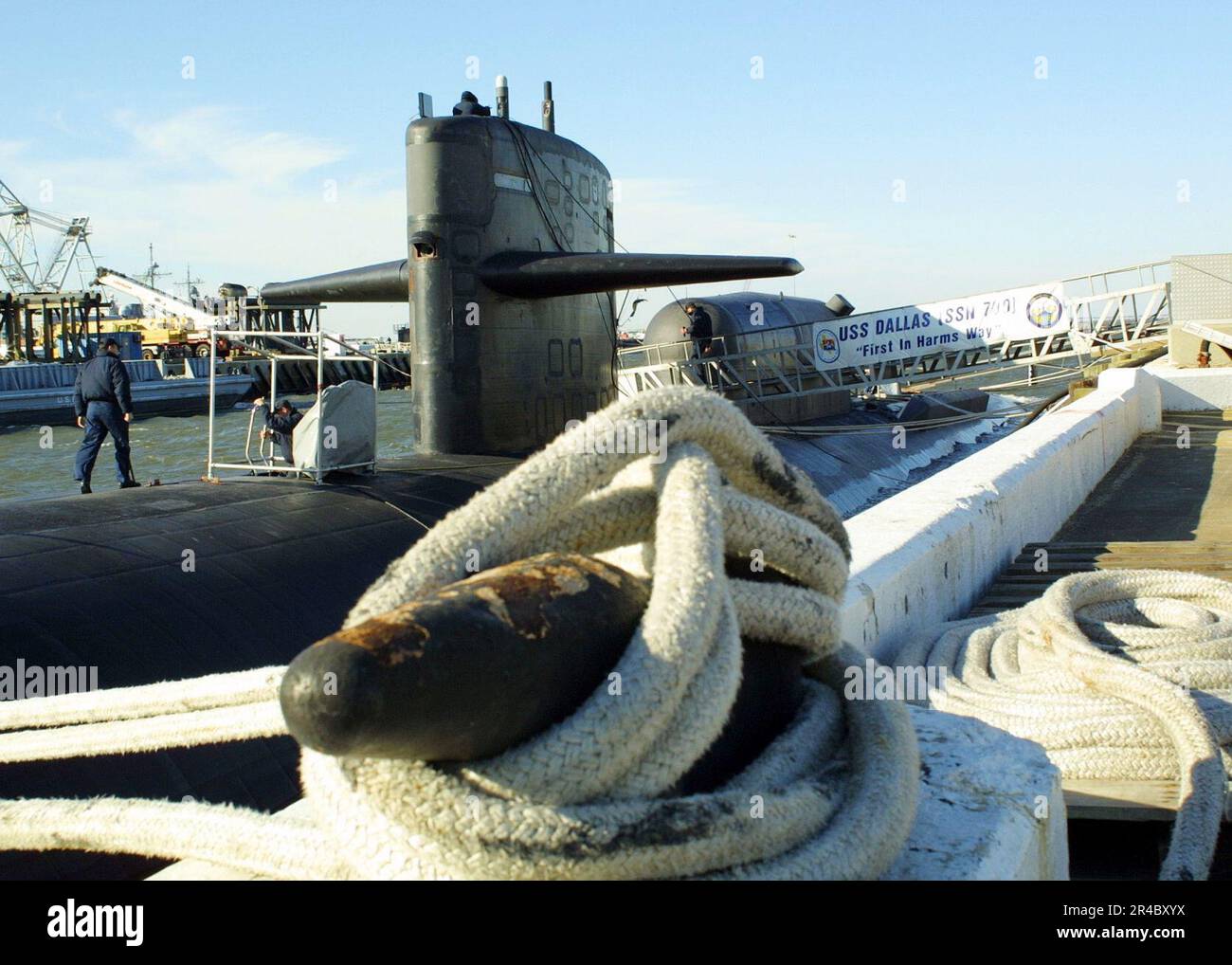US Navy The Los Angeles-class fast attack submarine USS Dallas (SSN 700 ...