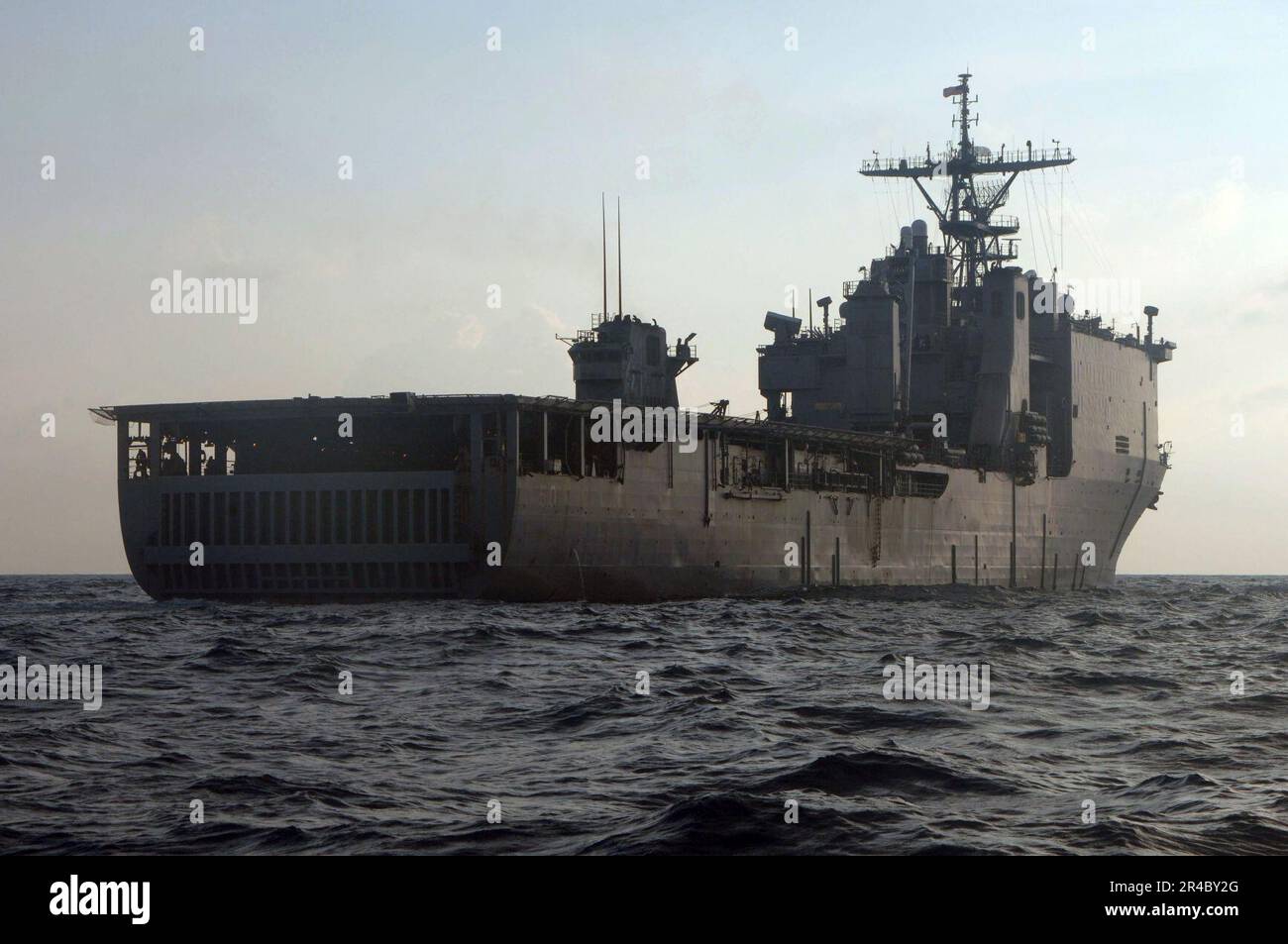 US Navy The amphibious dock landing ship USS Carter Hall (LSD 50 ...