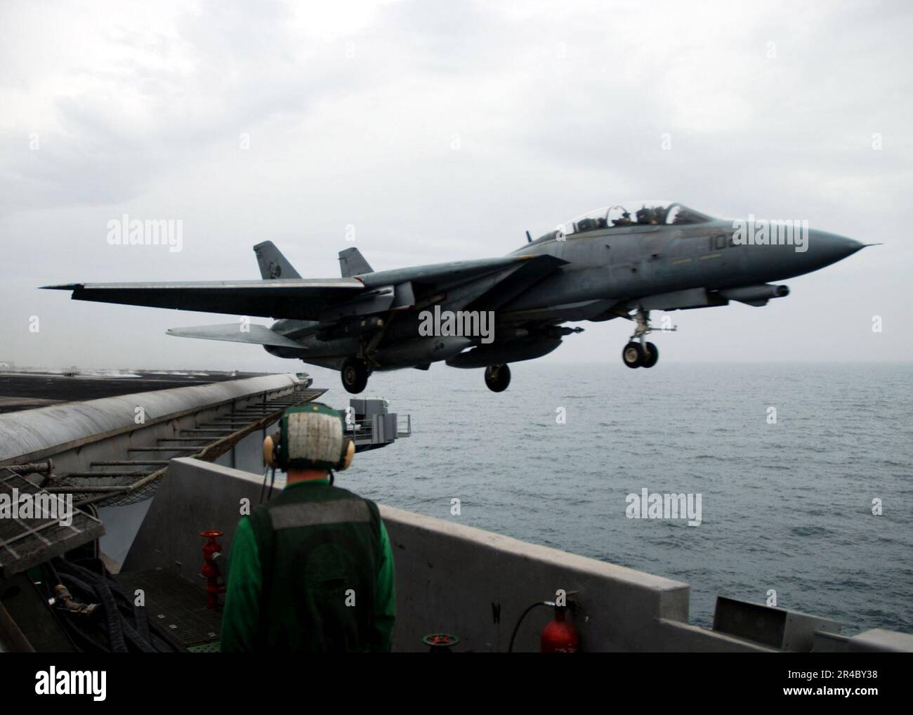 US Navy An F-14D Tomcat assigned to Fighter Squadron Three One (VF-31 Stock Photo - Alamy